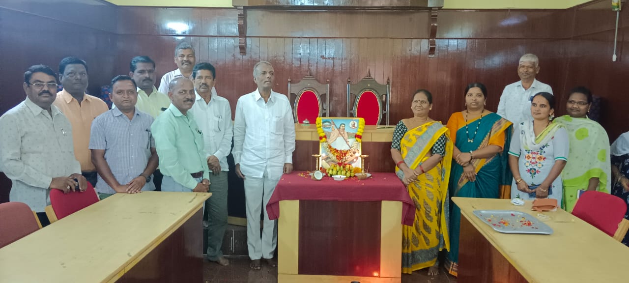 ಇಲಕಲ್ಲ ನಗರಸಭೆಯಲ್ಲಿ ಶ್ರೀ ಅಂಬಿಗರ ಚೌಡಯ್ಯ ಜಯಂತಿ ಆಚರಣೆ.. - e-Suddi